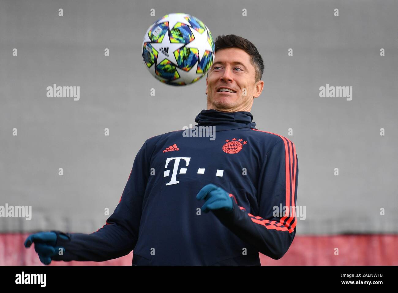 Robert LEWANDOWSKI (FC Bayern Munich), focuses on the ball, action ...