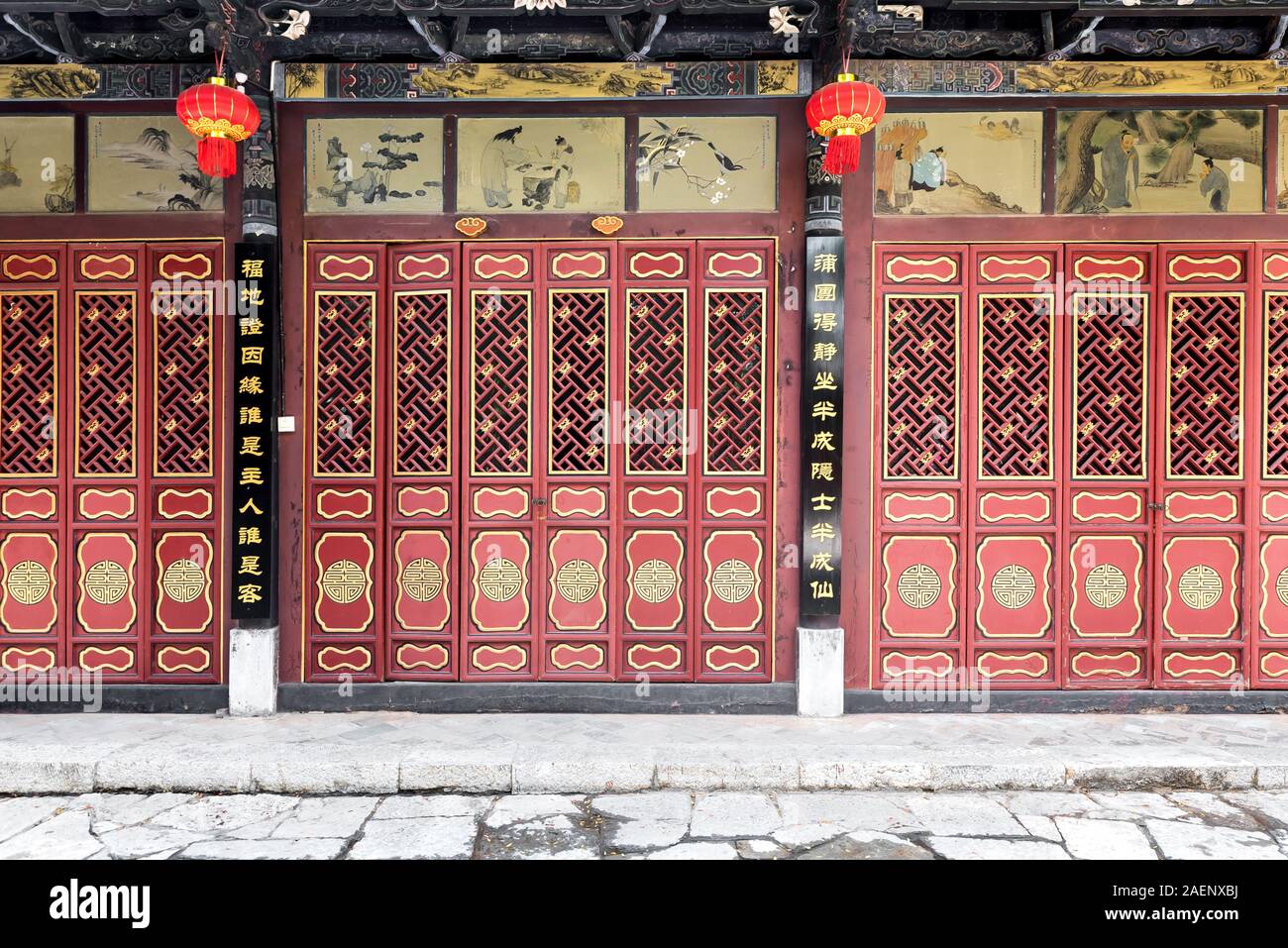 March 7, 2019: Chinese wooden red and golden door Stock Photo - Alamy