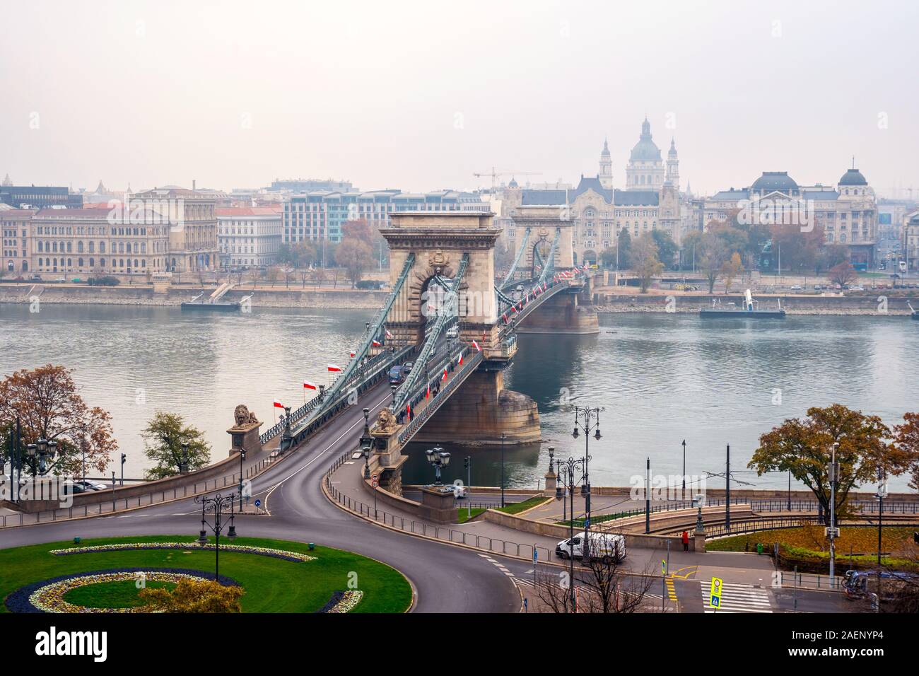 Beautiful view of the Chain Bridge over the Danube river in Budapest ...