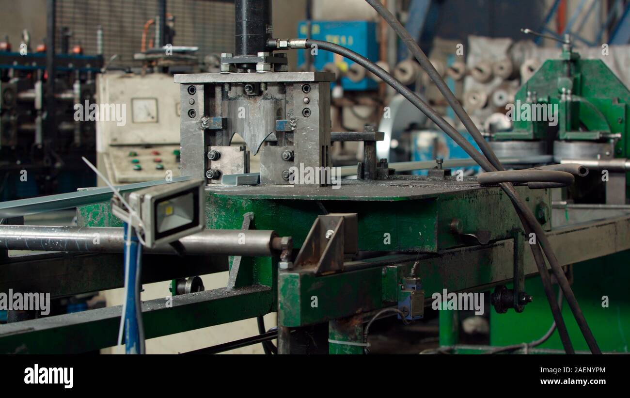 Automated machine line for cutting metal profiles in manufacturing ...