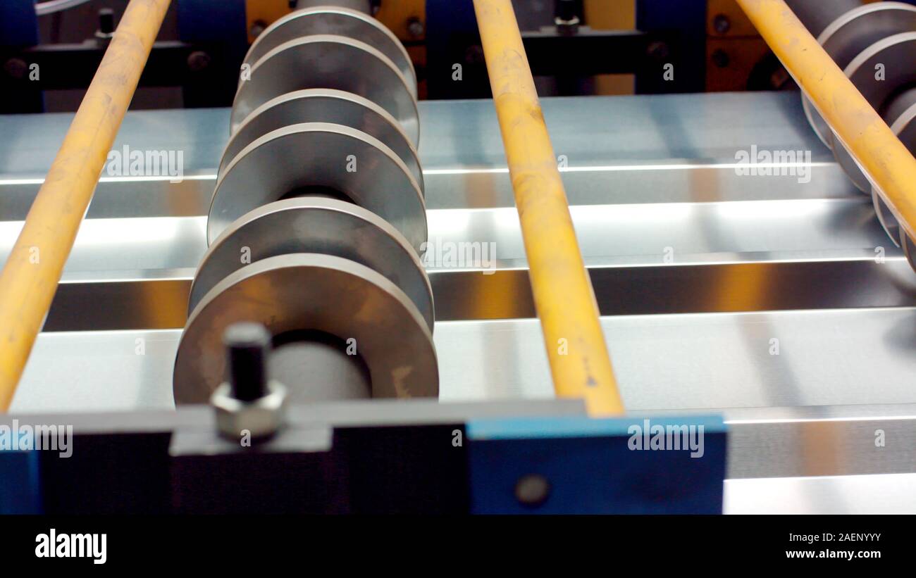 Sheet metal cutting/forming machine for the production of steel pipes ...