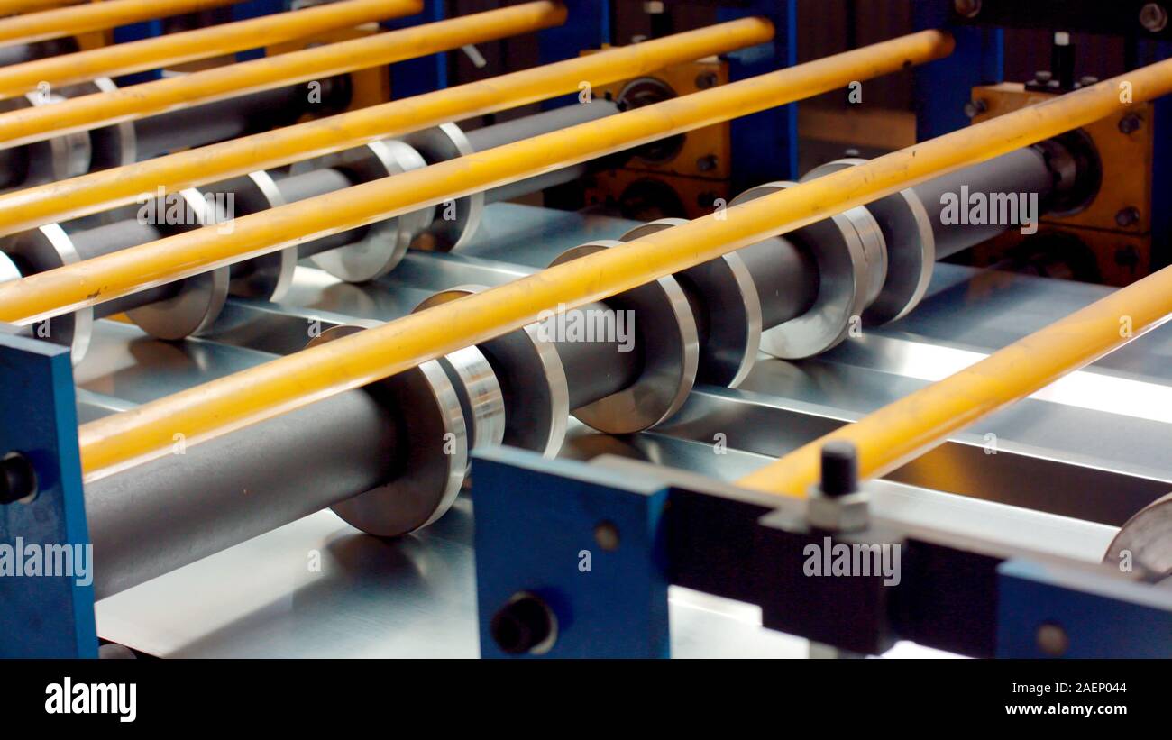 Sheet metal cutting/forming machine for the production of steel pipes ...