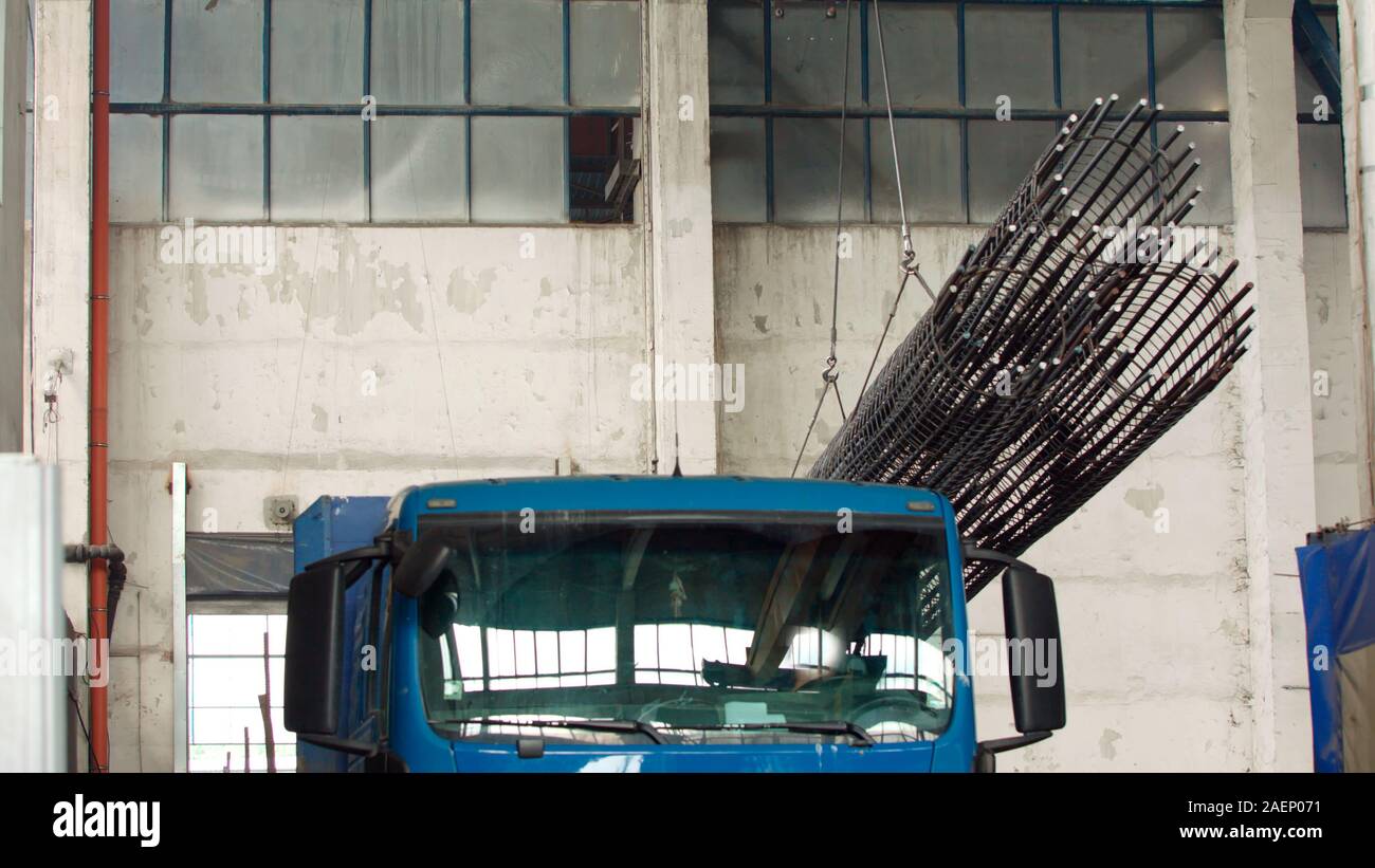 Aluminum circular column reinforcement stacked with big wire rope sling ...