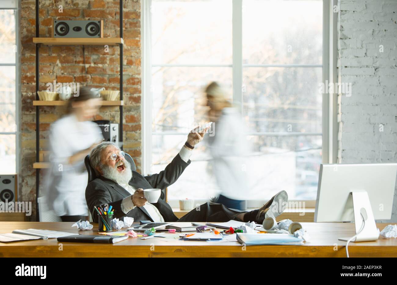 Giving directions indoors hi-res stock photography and images - Alamy