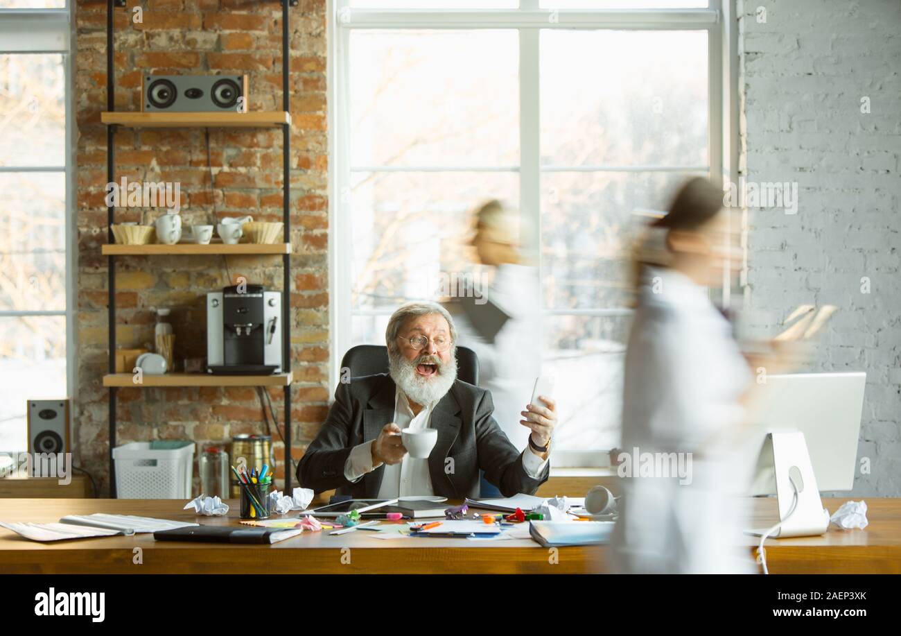 Giving directions indoors hi-res stock photography and images - Alamy