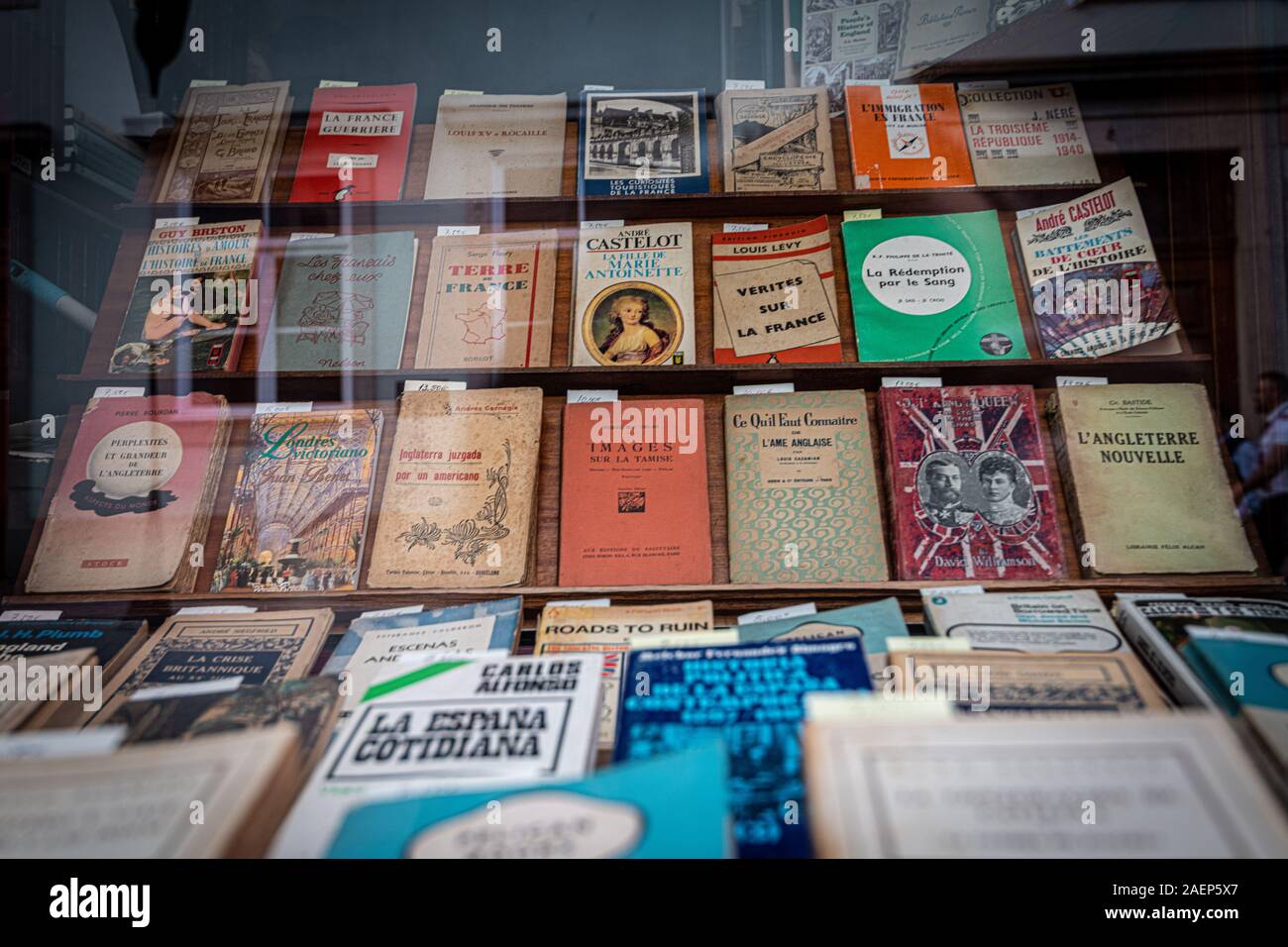 window of second hand book shop in Porto, Portugal Stock Photo - Alamy
