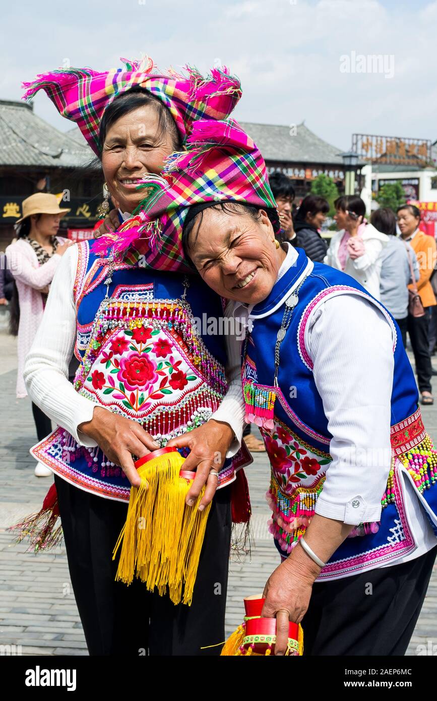 Yunnan traditional dress hi-res stock photography and images - Alamy