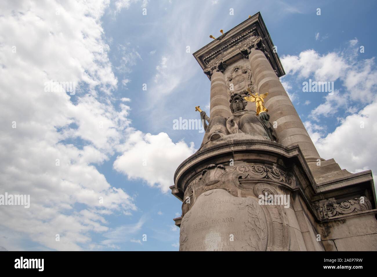 Gold statues paris hi-res stock photography and images - Alamy