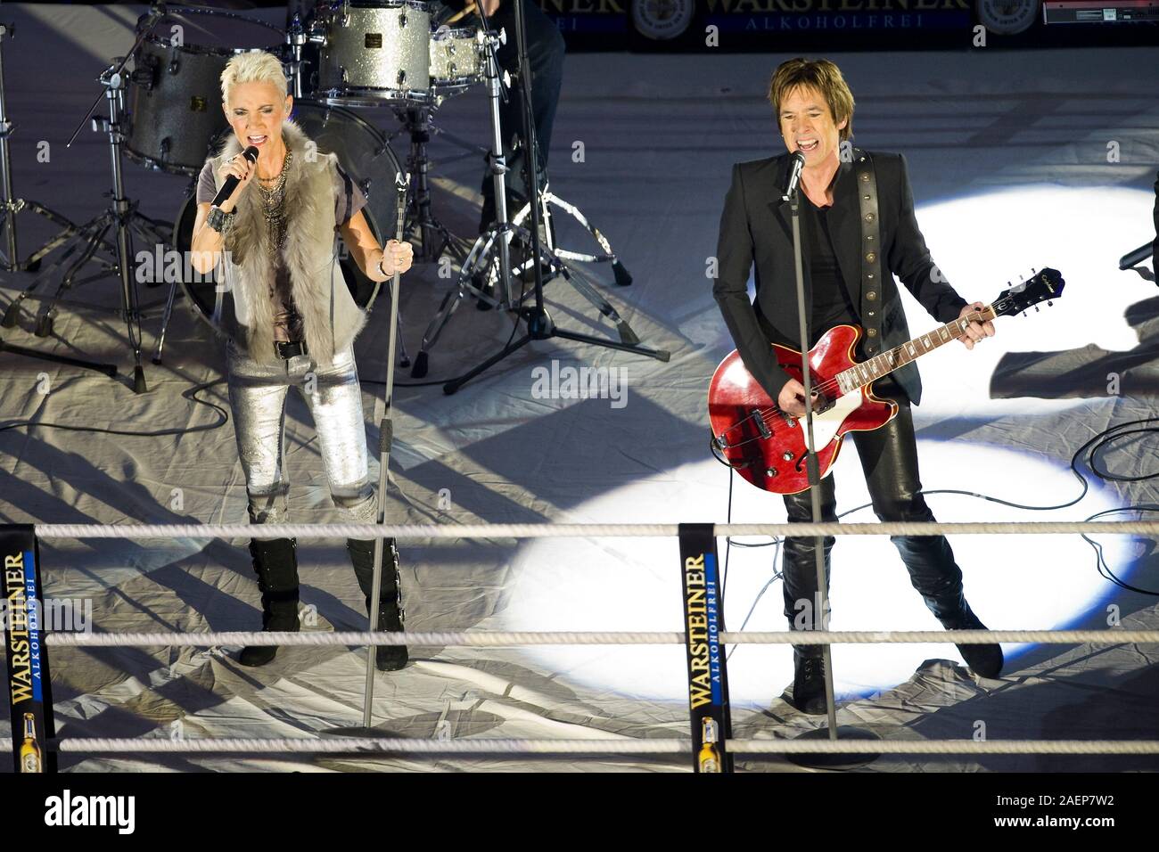 Singing at boxing show hi-res stock photography and images - Alamy
