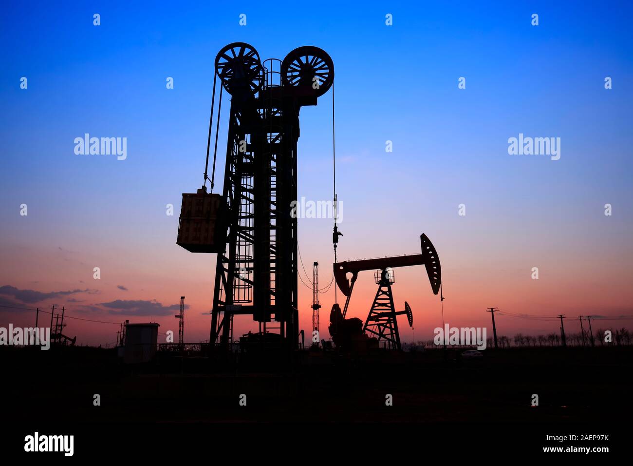 The silhouette of tower type pumping unit Stock Photo - Alamy