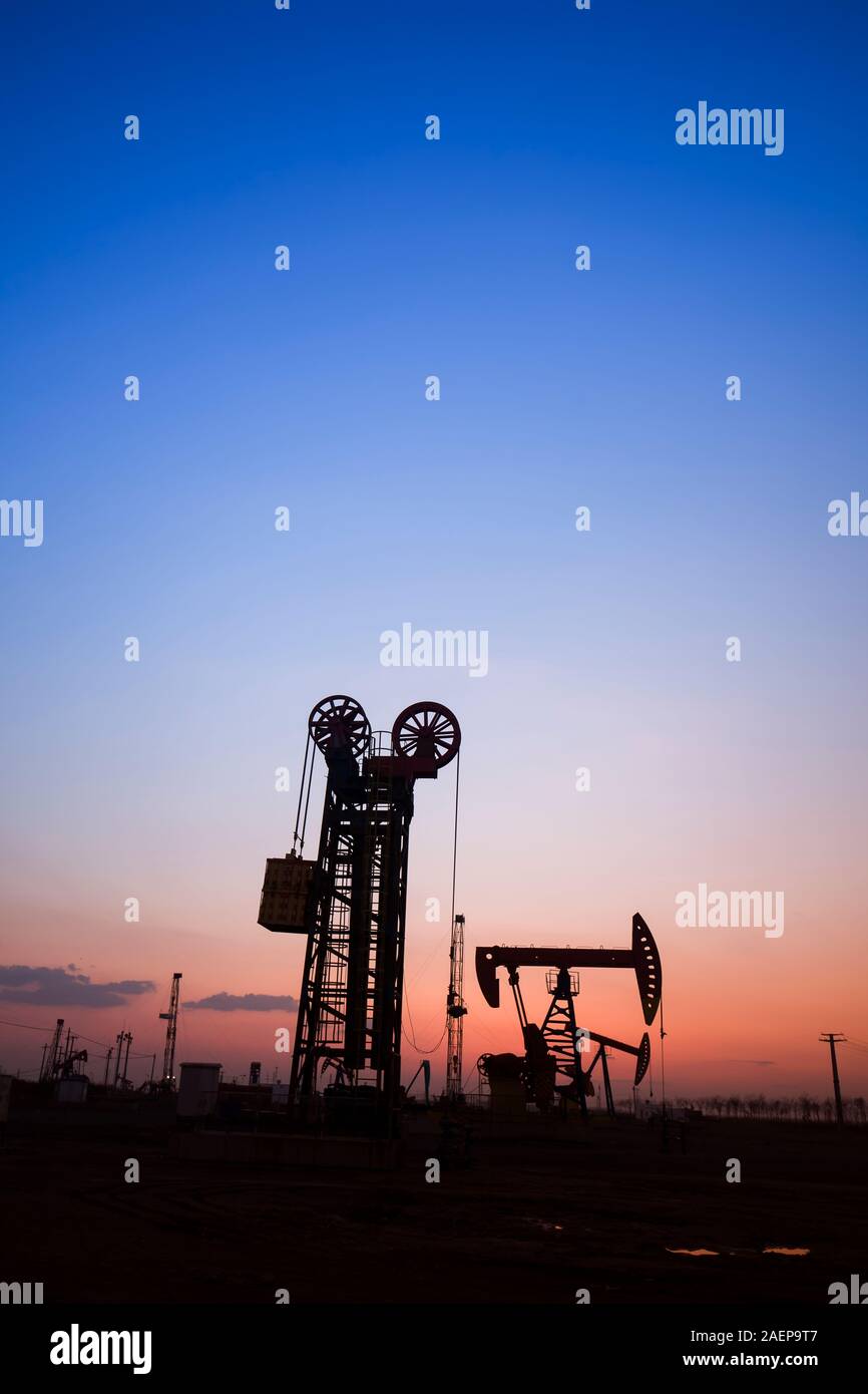 The silhouette of tower type pumping unit Stock Photo - Alamy