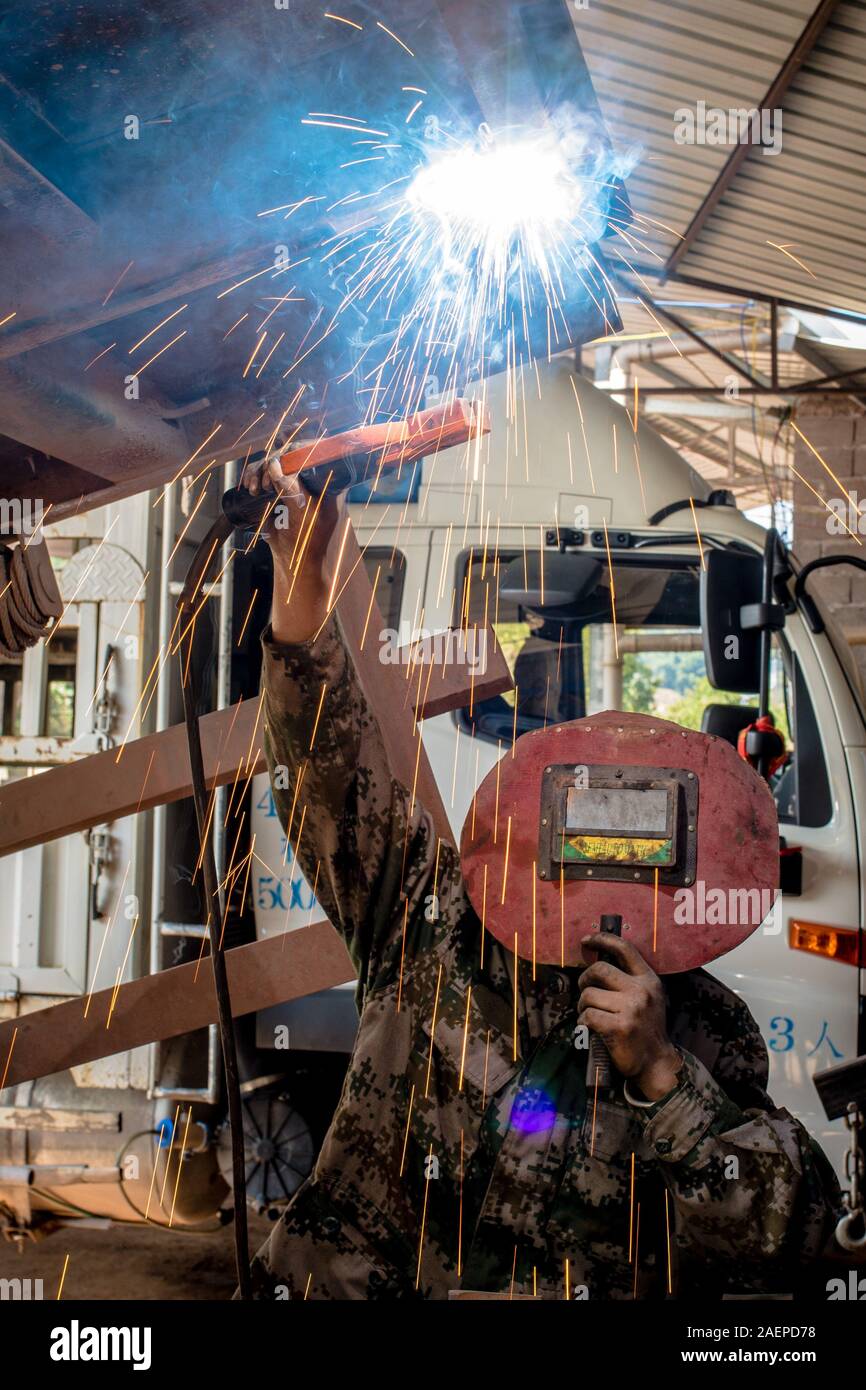 Welding car repair shop training hi-res stock photography and images ...