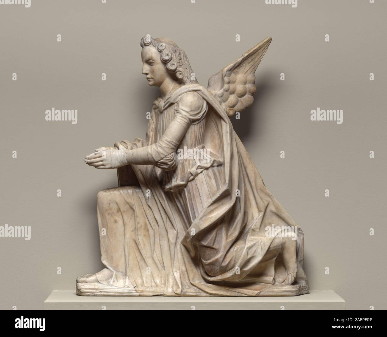 Kneeling angel hi-res stock photography and images - Alamy