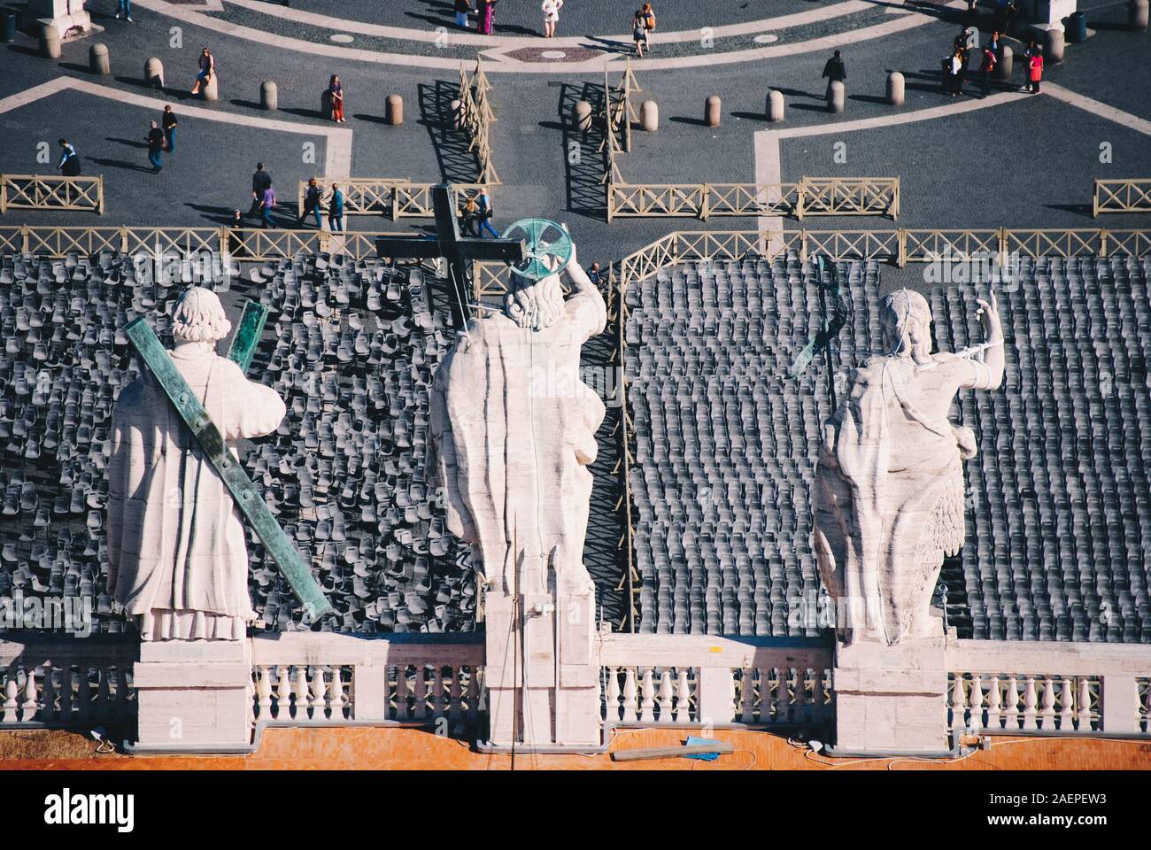 Statues in saint peter of the vatican roof hi-res stock photography and ...