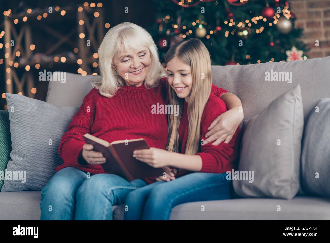 Portrait of nice attractive lovely sweet affectionate cheerful cheery ...