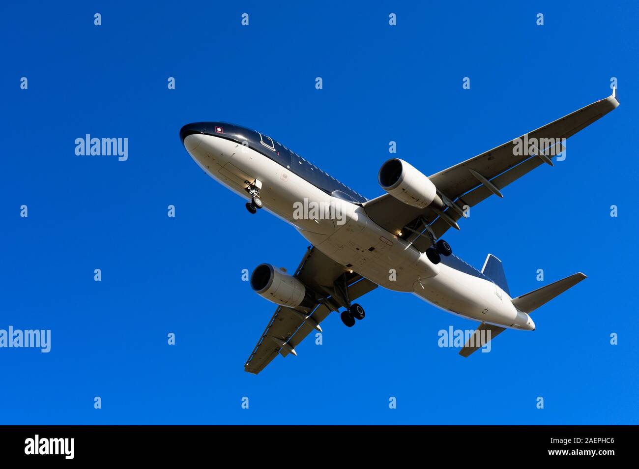 Airplane flying overhead passing airport hi-res stock photography and ...