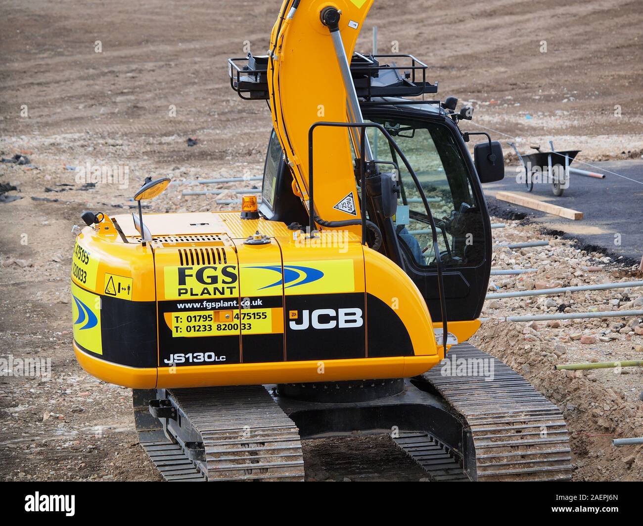 A yellow JCB 13-tonne tracked excavator - JS130LC Stock Photo - Alamy