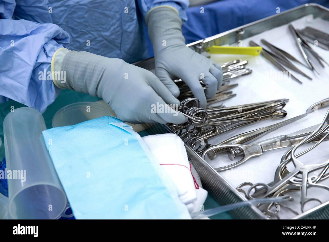 Surgical instruments in dish hi-res stock photography and images - Alamy