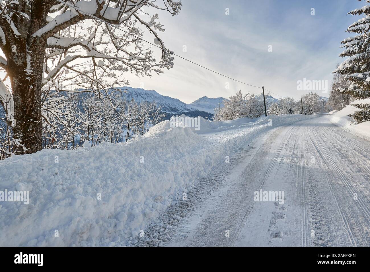 Narrow road snowy high mountain hi-res stock photography and images - Alamy