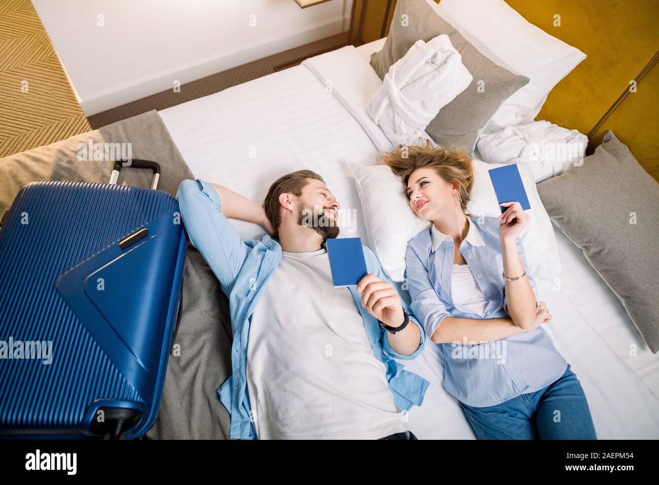 Family arriving hotel room hi-res stock photography and images - Alamy