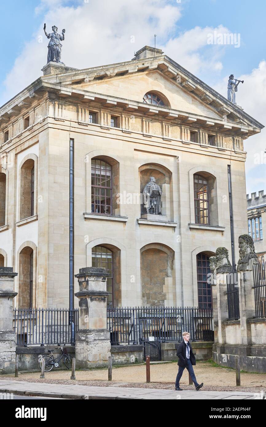 Bodleian library statue oxford hi-res stock photography and images - Alamy