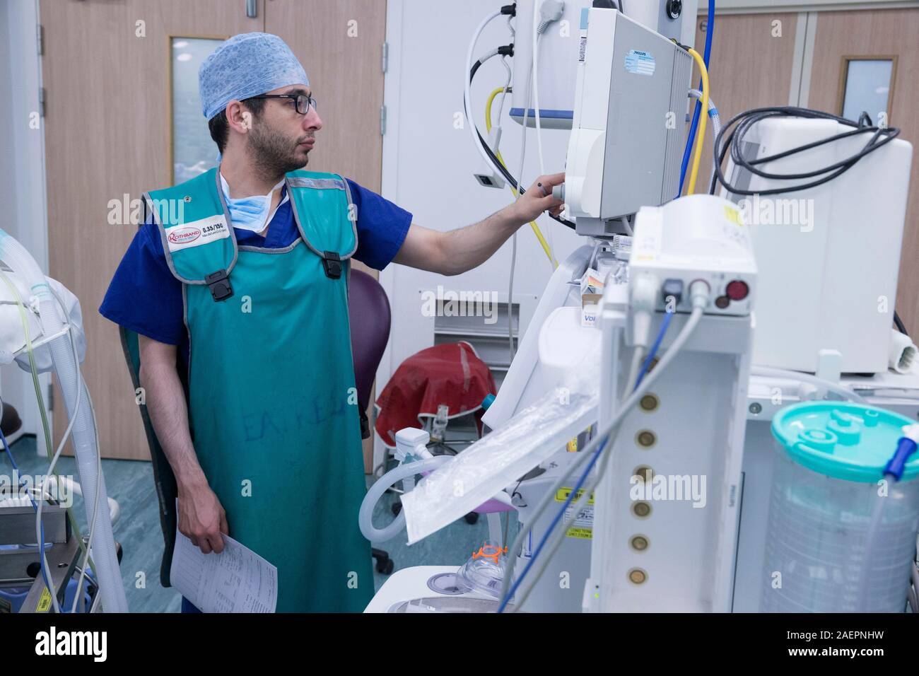 An anaesthetist in a hospital theatre hi-res stock photography and ...