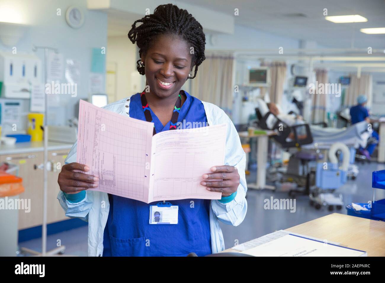 Nurse checking patient notes hi-res stock photography and images - Alamy