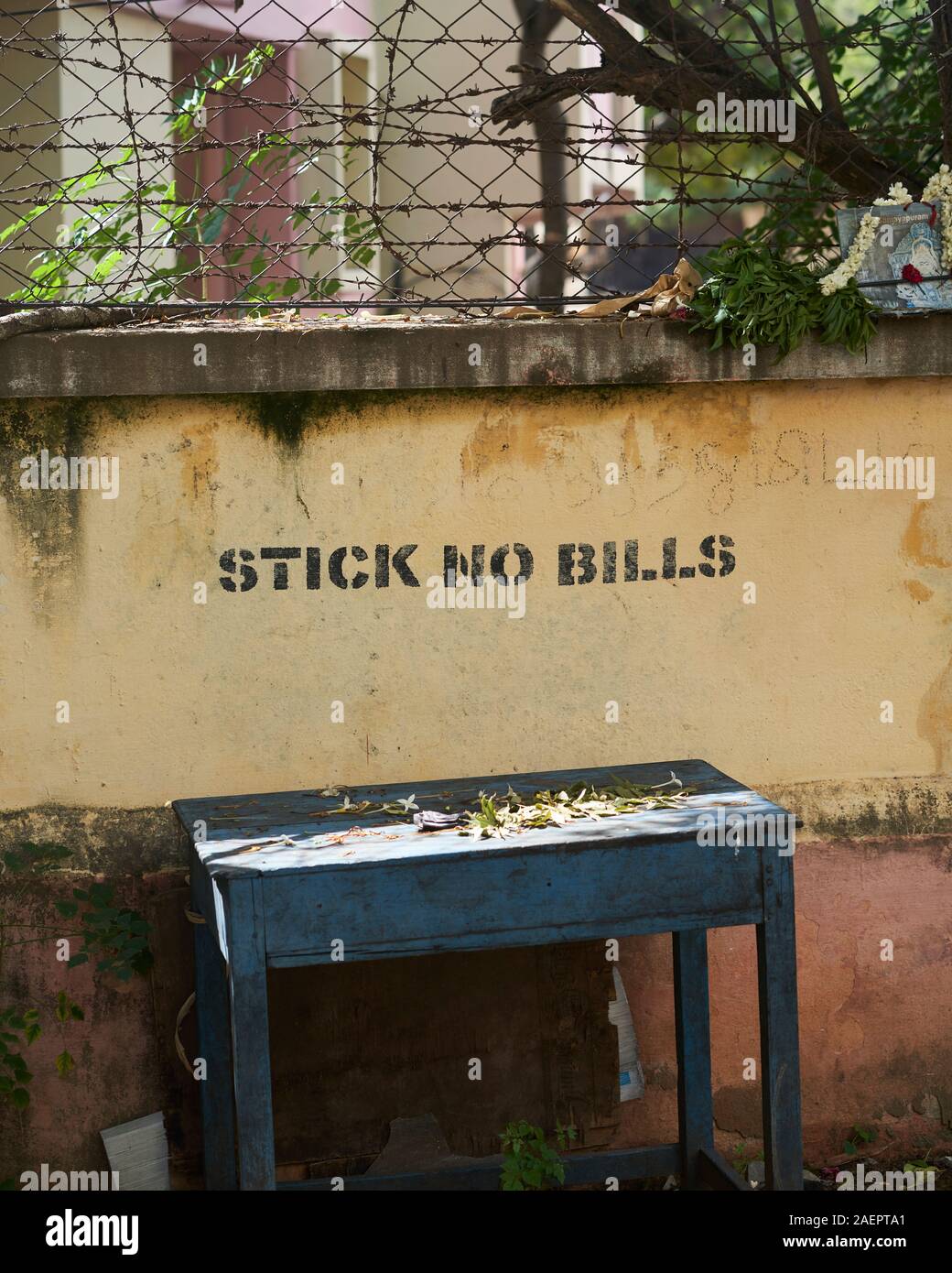 Stick no bills hi-res stock photography and images - Alamy