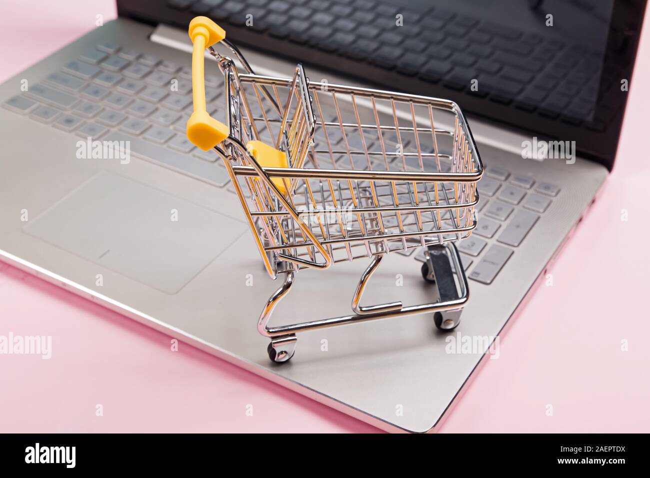 Digital shopping trolley hi-res stock photography and images - Alamy