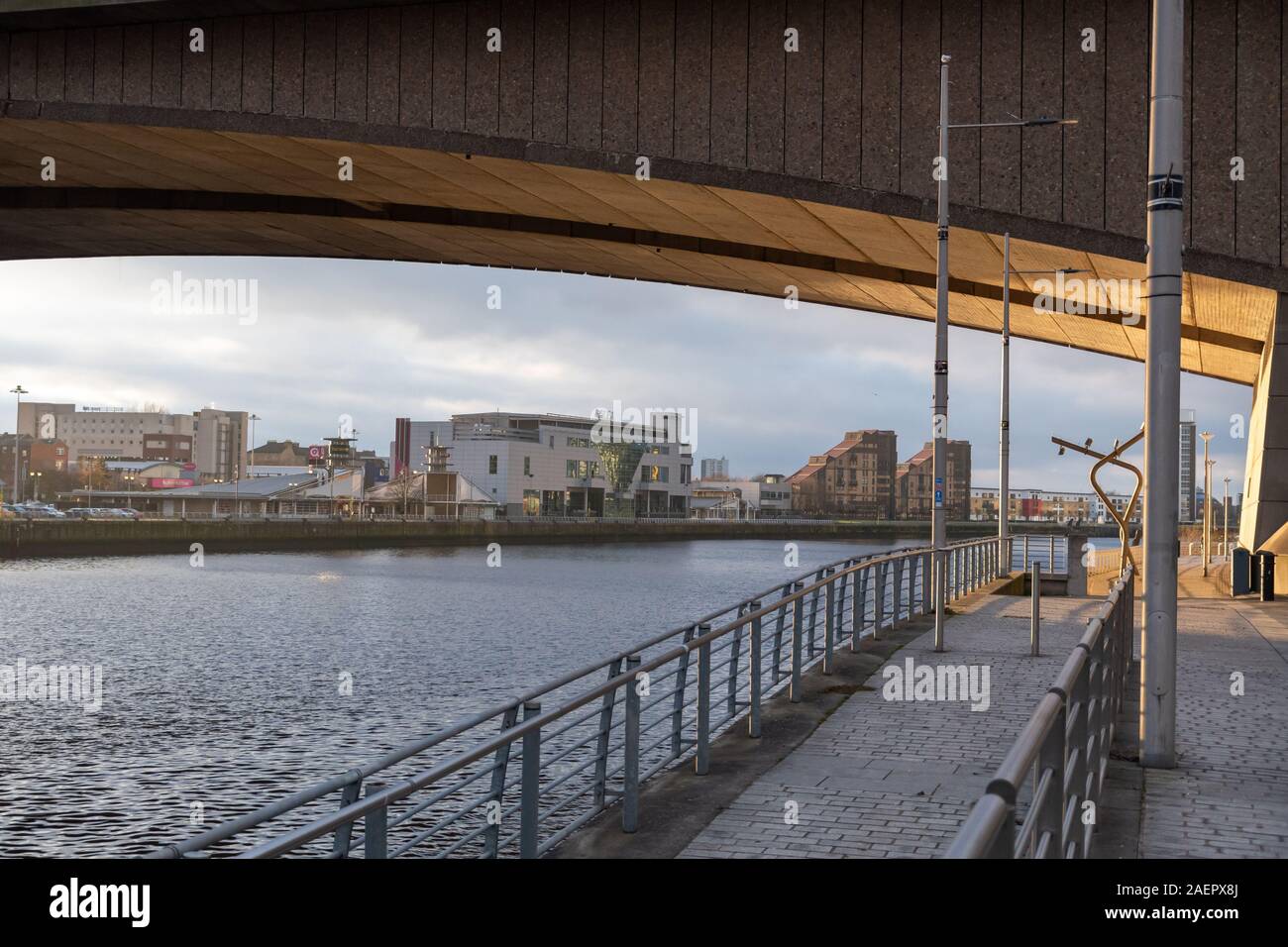 Dusk river clyde bridge flats hi-res stock photography and images - Alamy