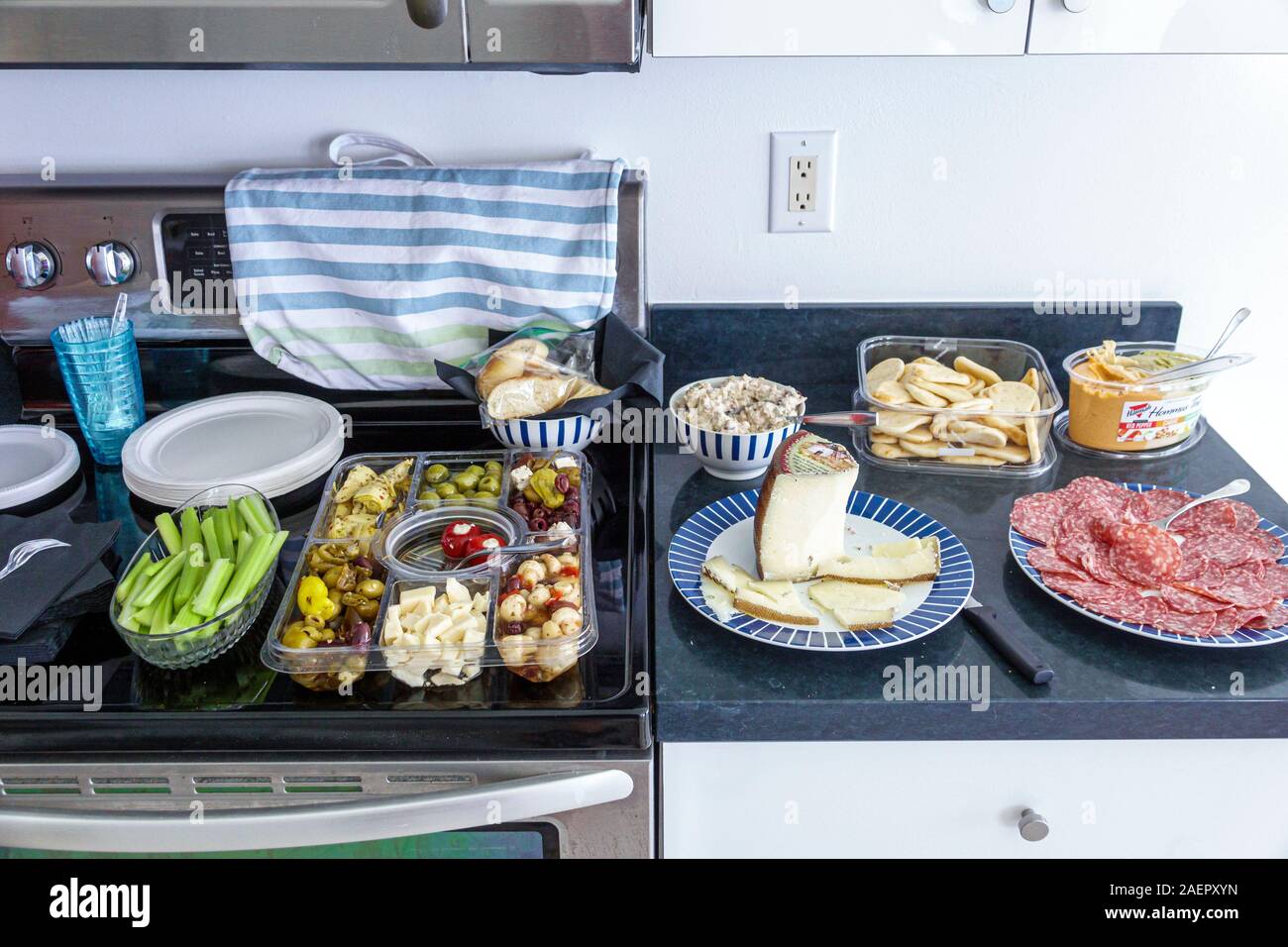 Crackers snacks hi-res stock photography and images - Alamy
