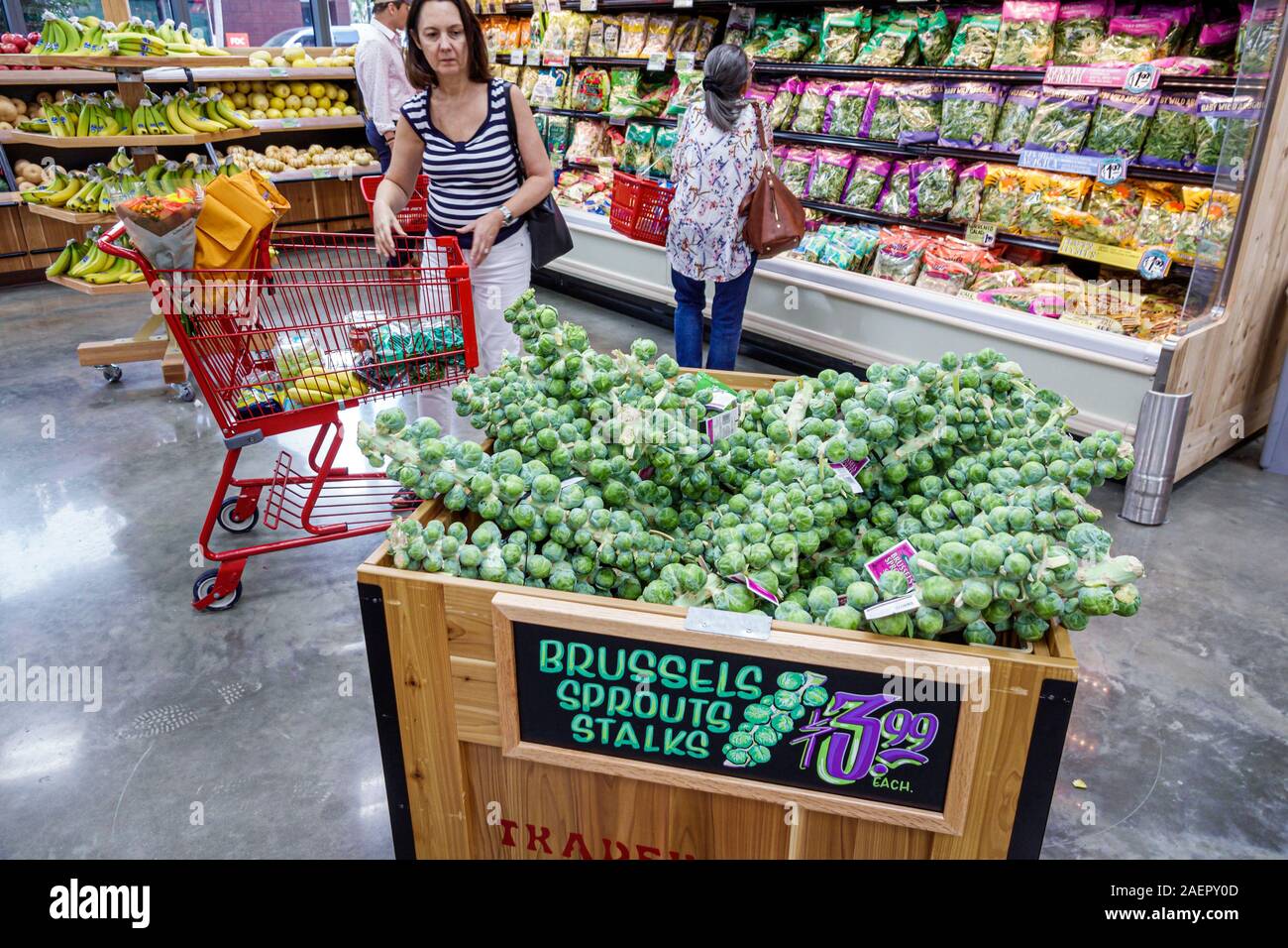 Woman buying vegetables in marketplace hi-res stock photography and ...