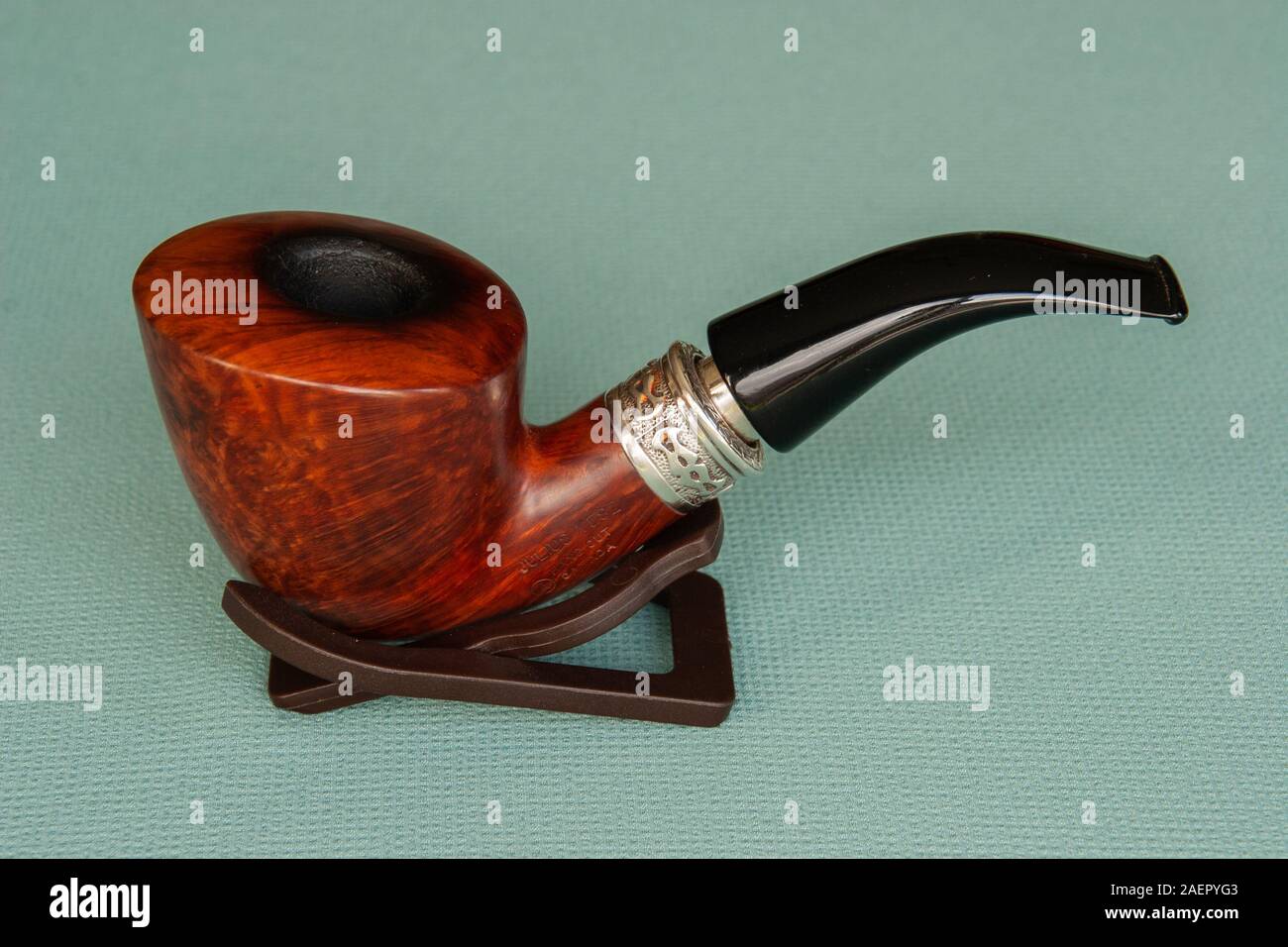 Classic briar wooden smoke pipe Stock Photo - Alamy