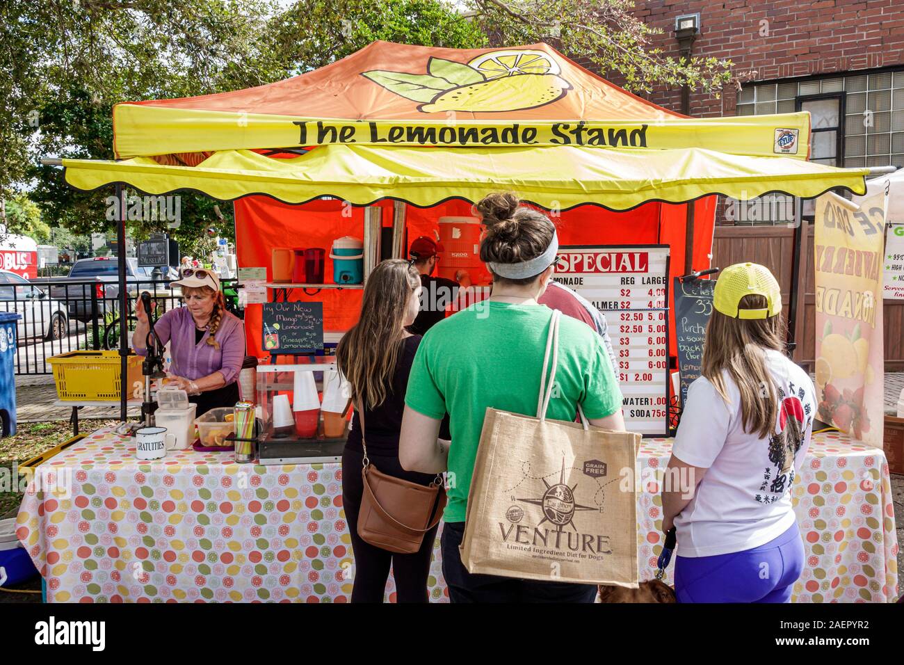Lemonade booth hi-res stock photography and images - Alamy