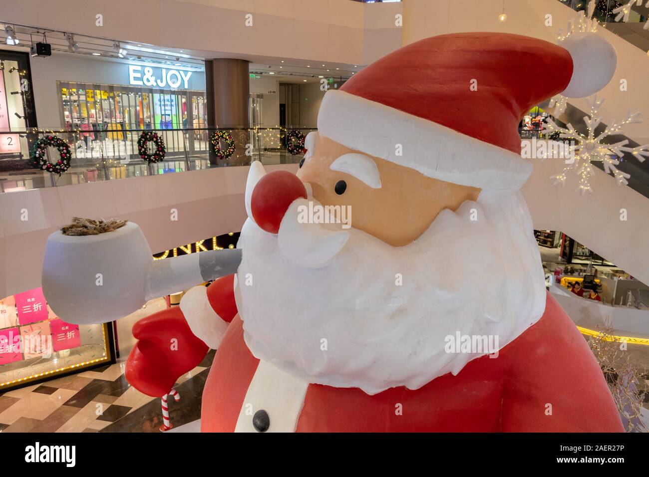 Shanghai, Shanghai, China. 10th Dec, 2019. A shopping mall near jingxi ...