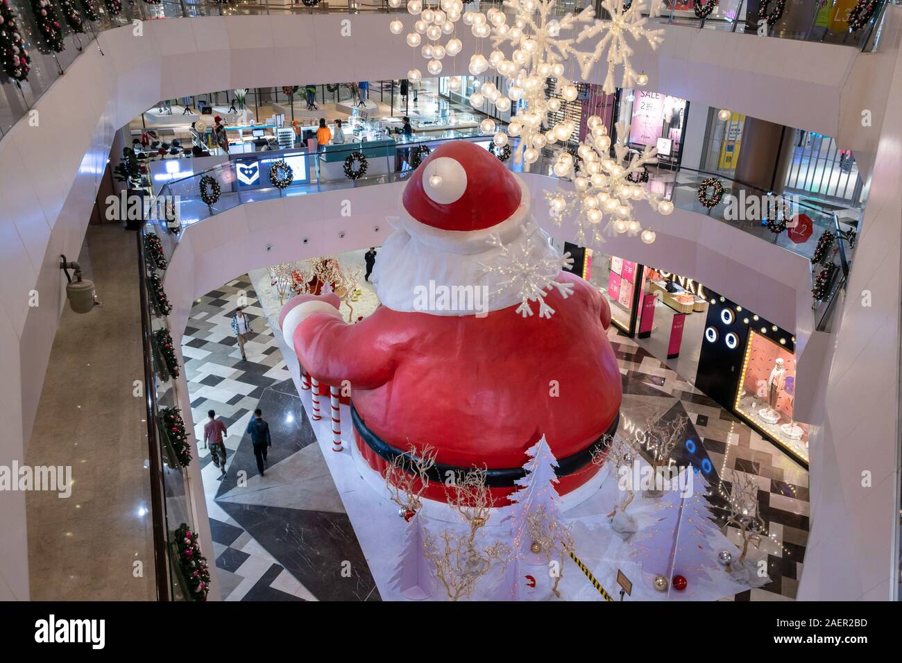 Shanghai, Shanghai, China. 10th Dec, 2019. A shopping mall near jingxi ...