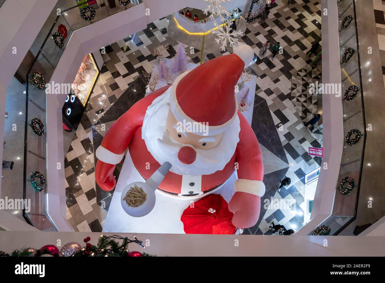 Two story mall hi-res stock photography and images - Alamy