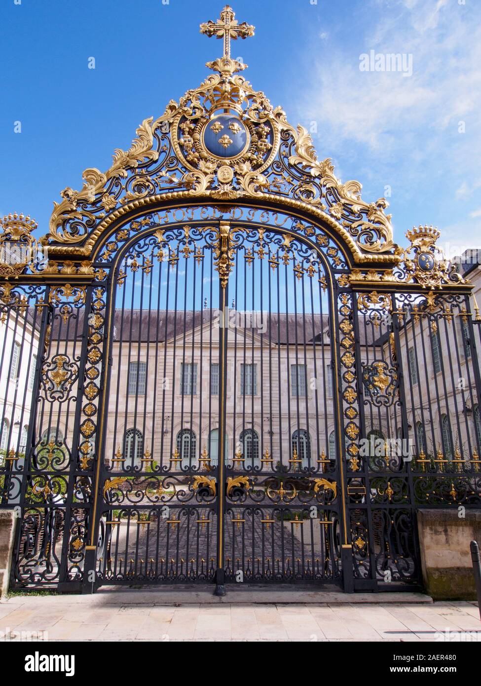 Gilded wrought iron gates hi-res stock photography and images - Alamy
