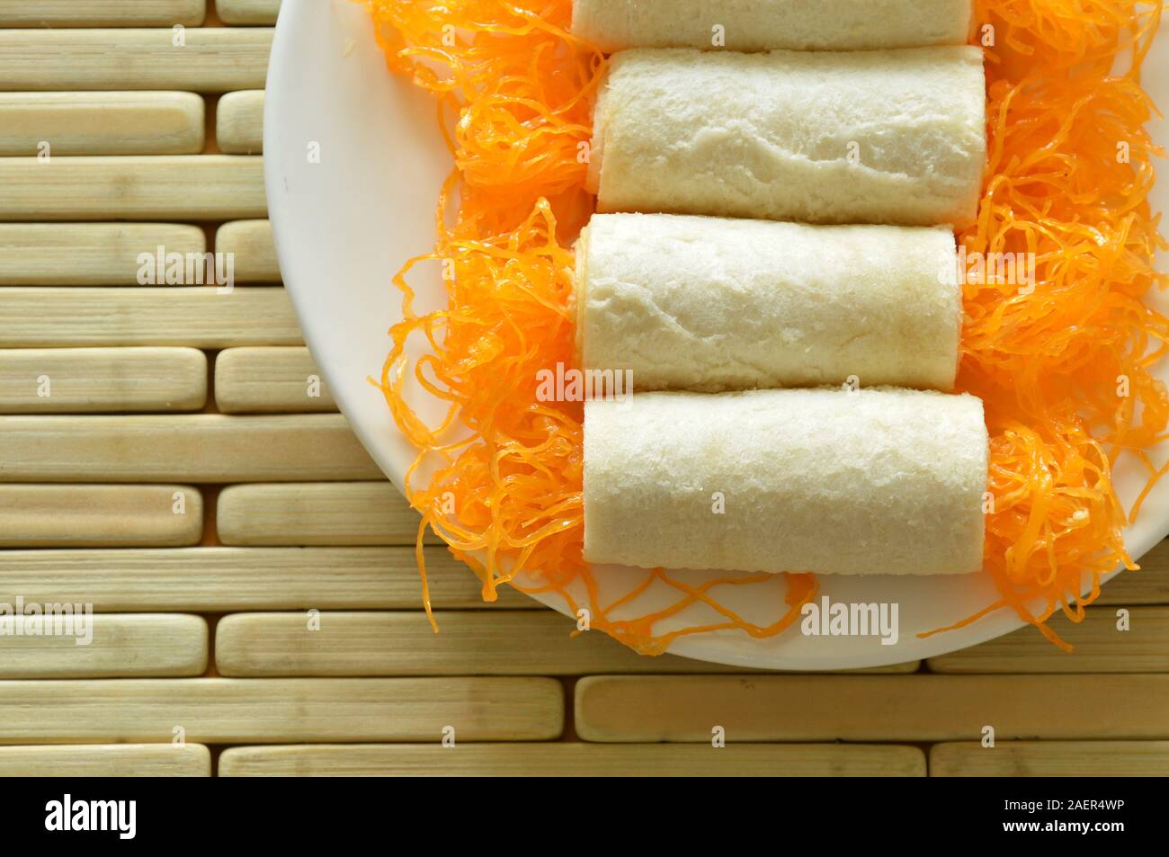 Golden threads thai dessert hi-res stock photography and images - Alamy
