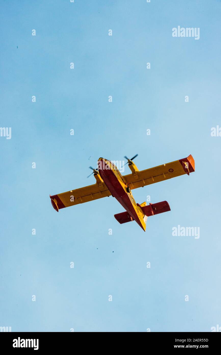 Yellow hydroplane hi-res stock photography and images - Alamy