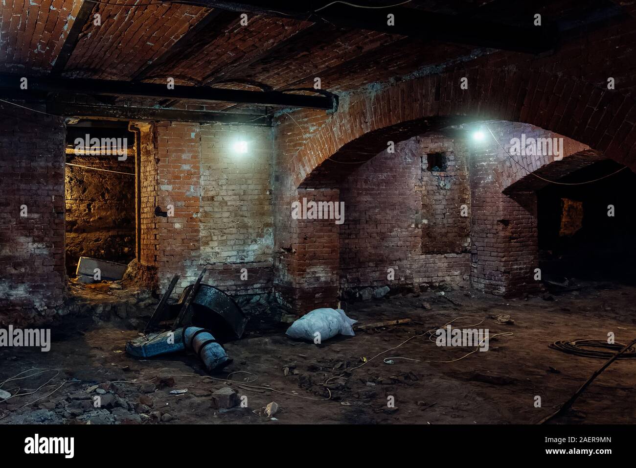 Abandoned empty old dark underground vaulted cellar Stock Photo - Alamy