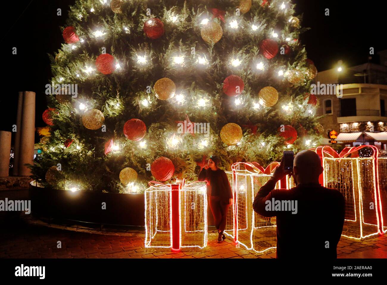 (191210) -- BYBLOS (LEBANON), Dec. 10, 2019 (Xinhua) -- People take ...
