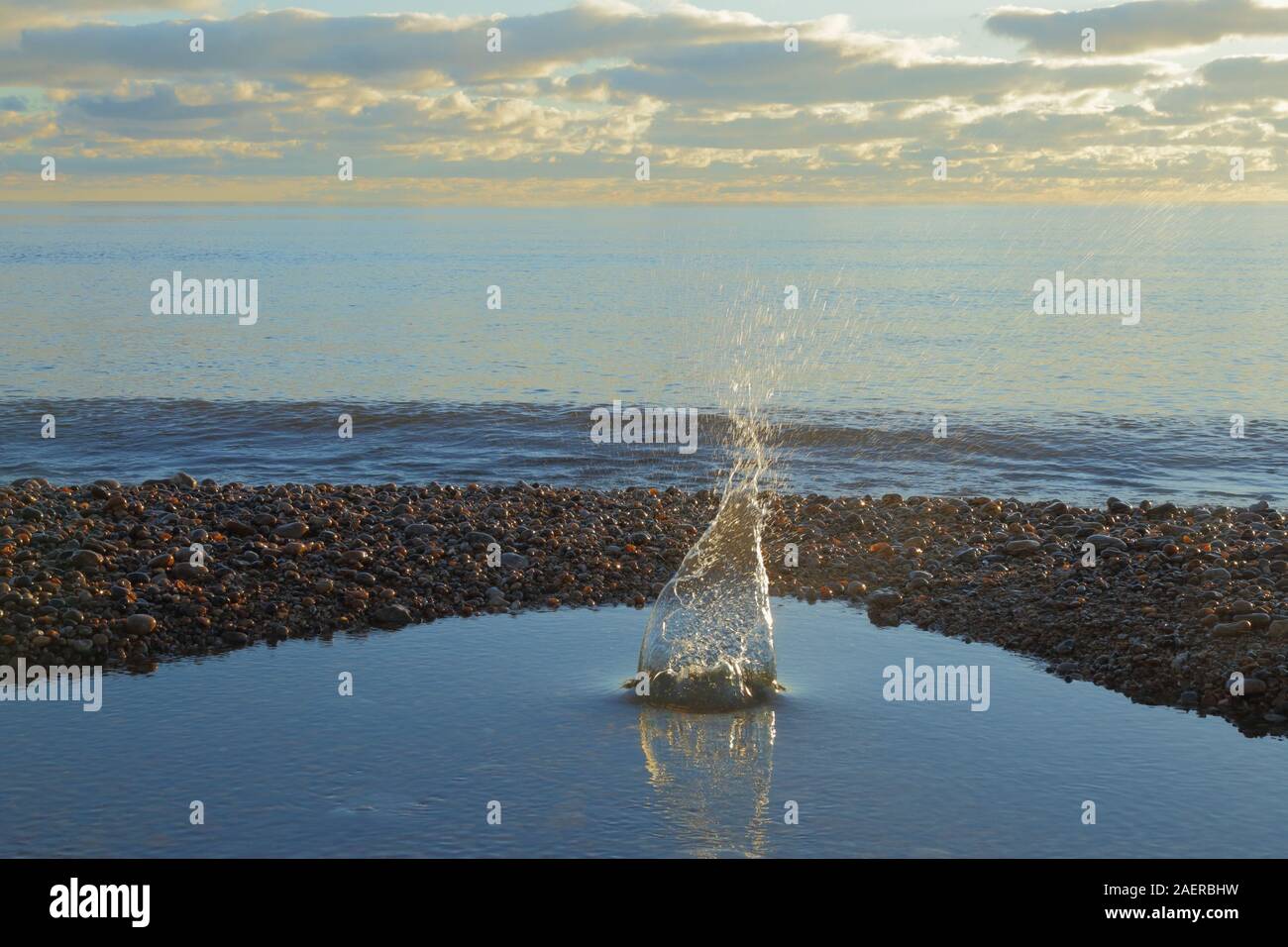 Water sea splash hi-res stock photography and images - Alamy