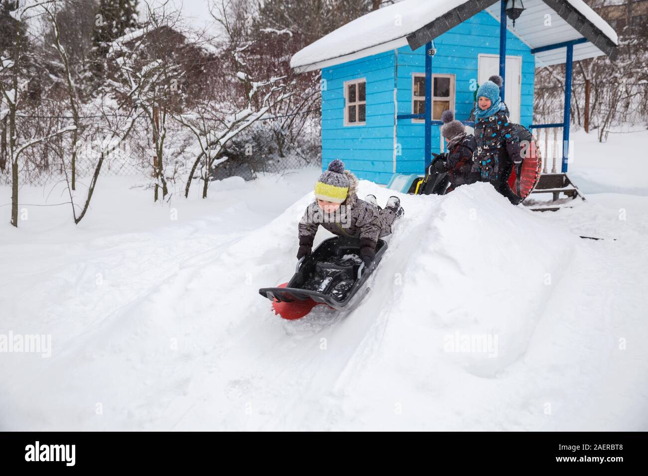 Kids on sleigh hi-res stock photography and images - Alamy