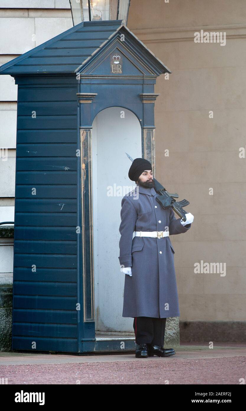 Guarding Buckingham Palace for the first time Scots guard Jatinder ...