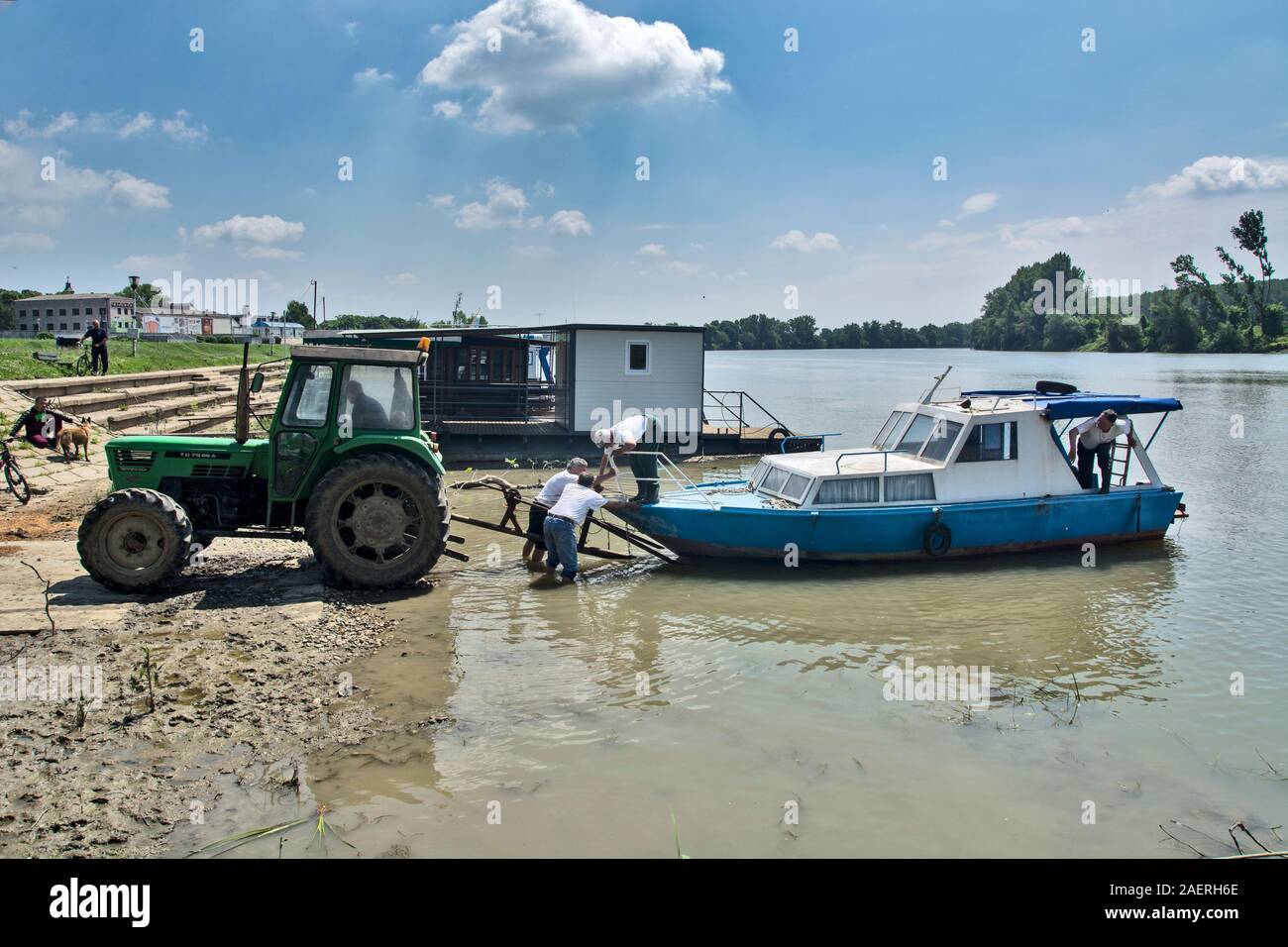 Ship pulling away hi-res stock photography and images - Alamy