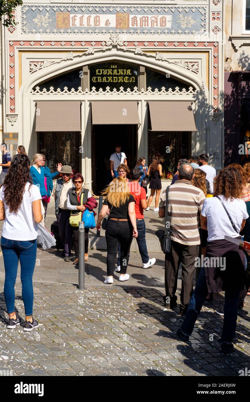 Queues queue queueing hi-res stock photography and images - Alamy
