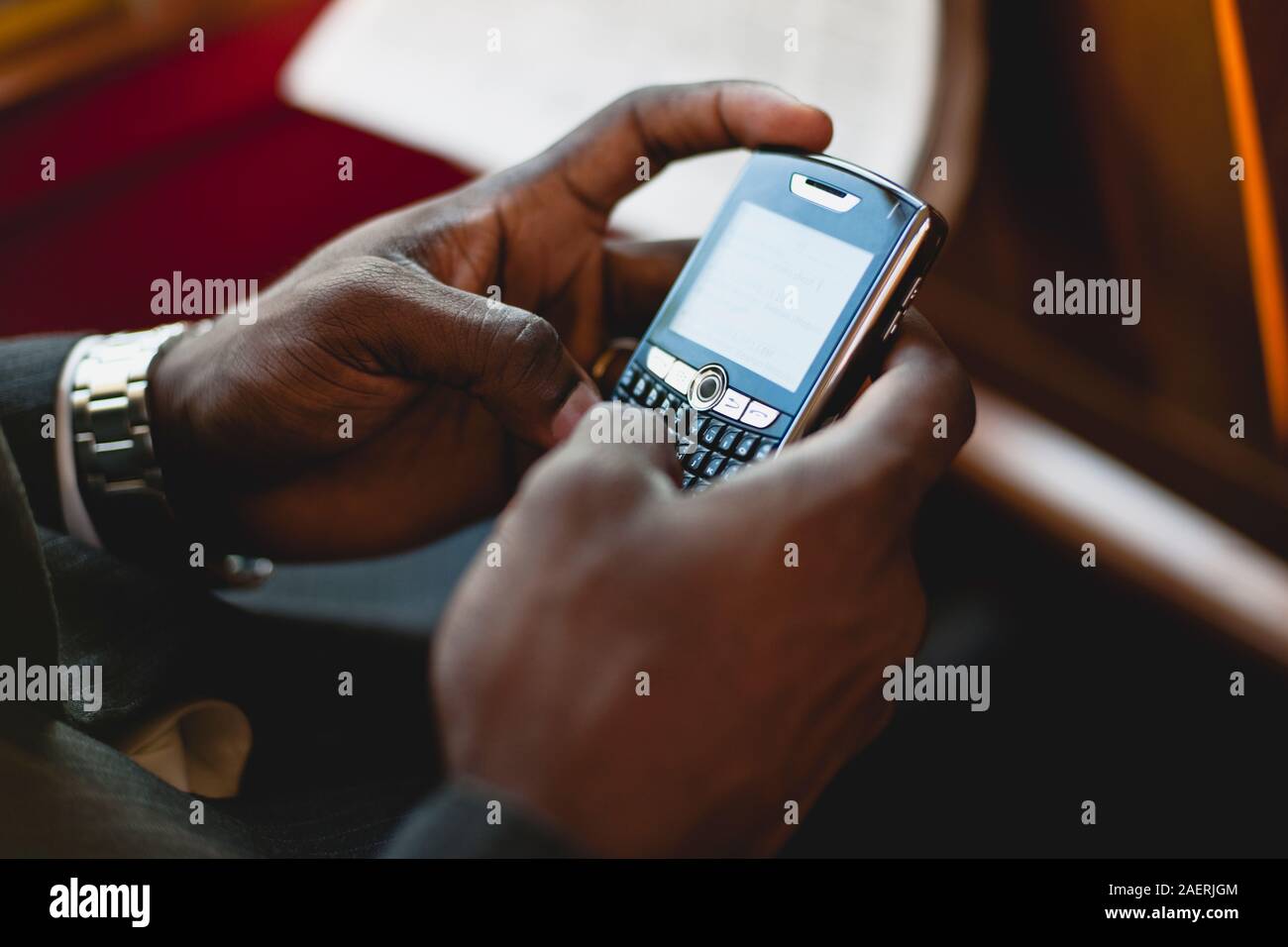 Cellphones hands hi-res stock photography and images - Alamy