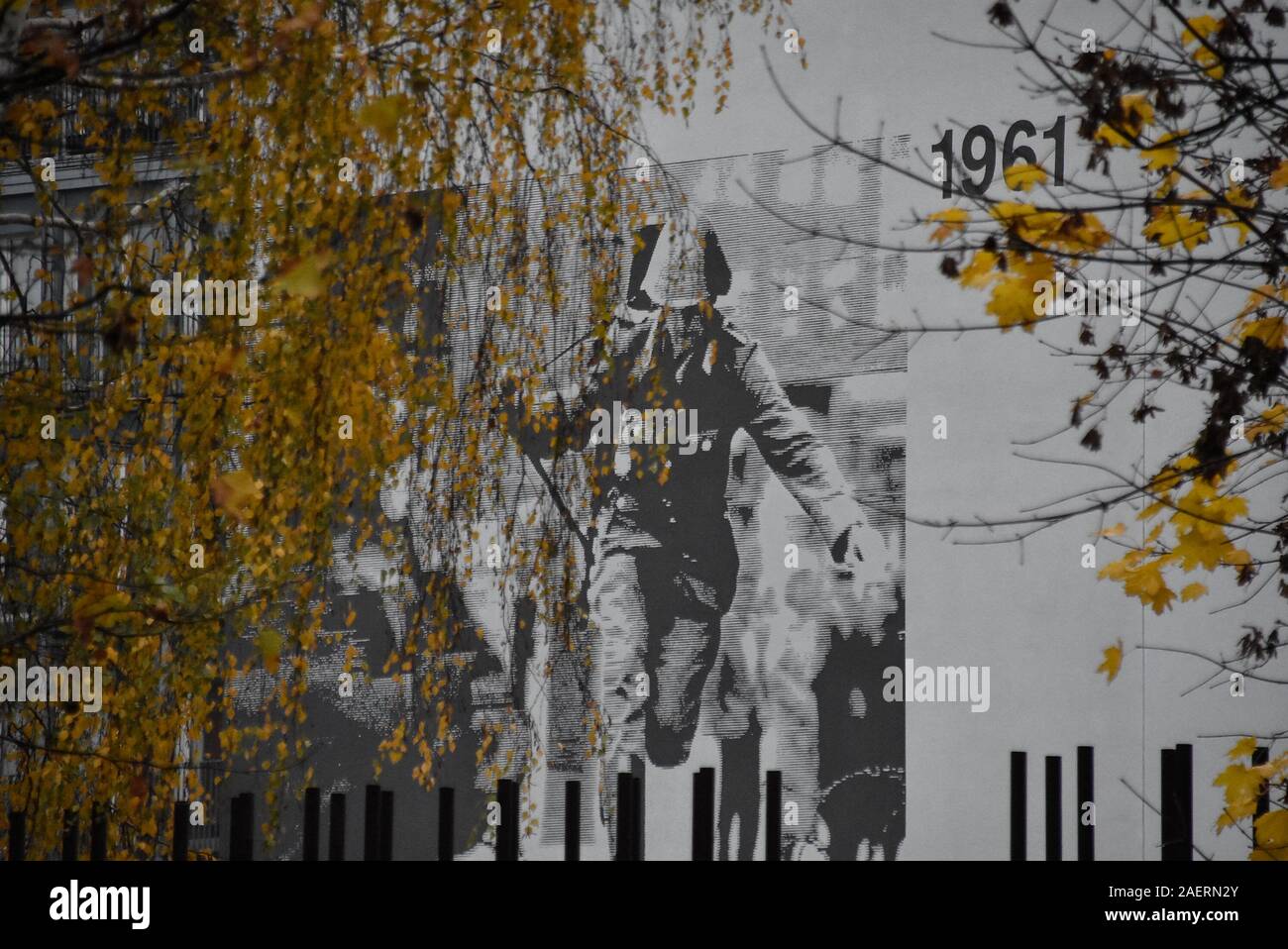 Escaping East Berlin, Berlin Wall memorial at Bernauer Strasse Stock ...