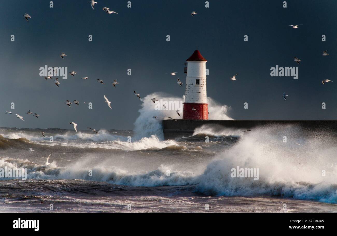 Rough seas lighthouse hi-res stock photography and images - Alamy